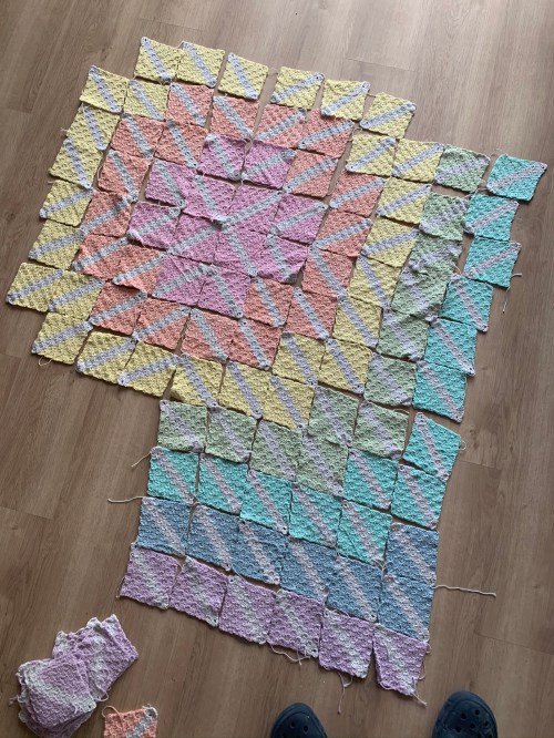 Centerpoint Crochet Blanket Free Pattern | MissNeriss