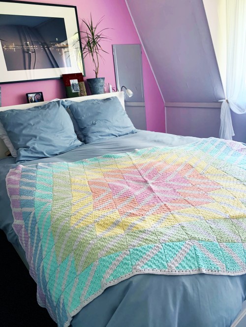 Centerpoint Crochet Blanket Free Pattern | MissNeriss